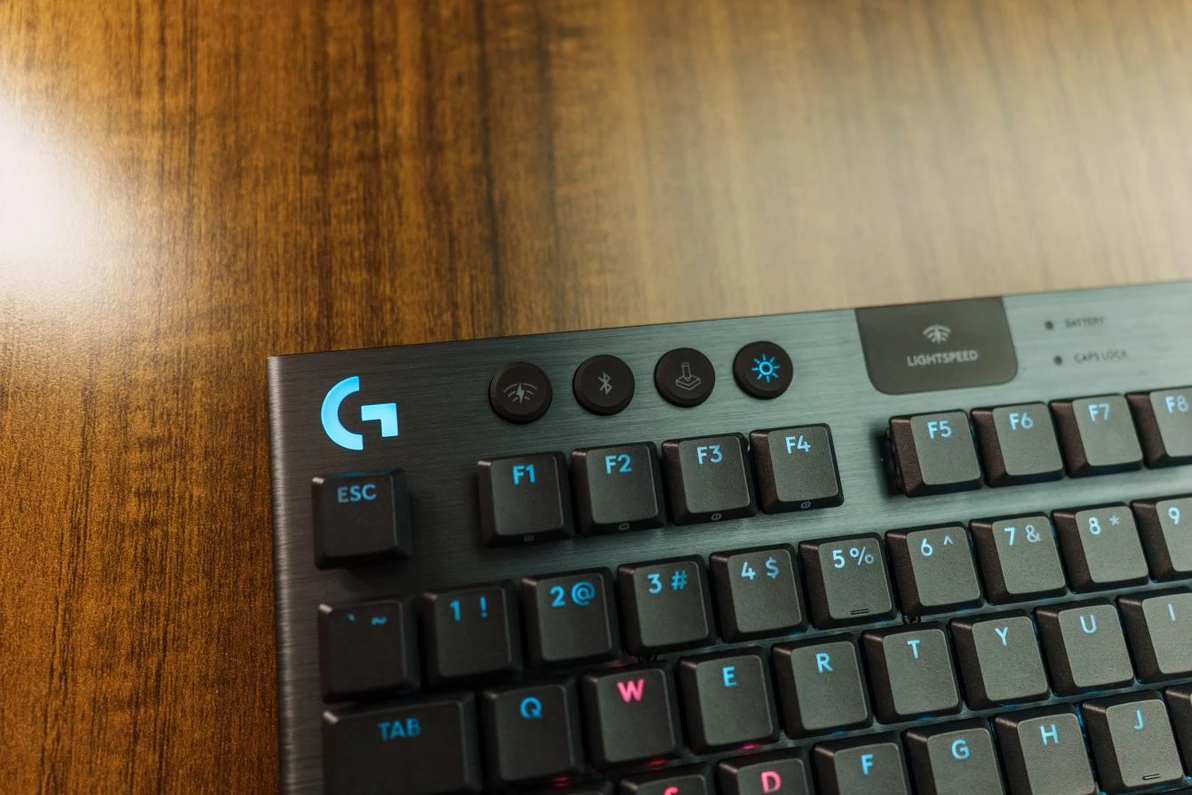 颜值性能不可兼得？罗技G 915X打破轻薄键盘传统！ - 哔哩哔哩