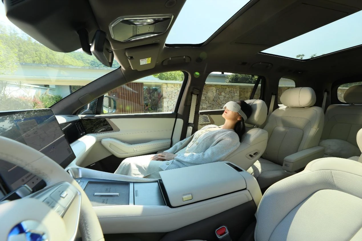 腾势N8L登场，陈小春应采儿一家四口喜提超豪华移动大平层！ - 哔哩哔哩