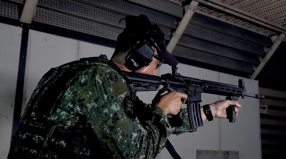 中国台湾T112式5.56公厘战斗步枪及其配件简介 - 哔哩哔哩