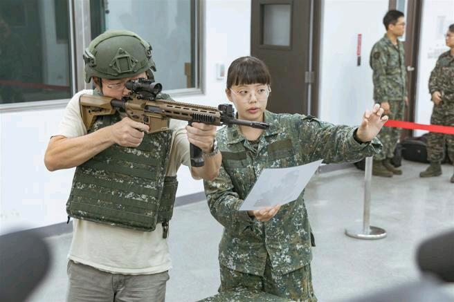 中国台湾T112式5.56公厘战斗步枪及其配件简介 - 哔哩哔哩