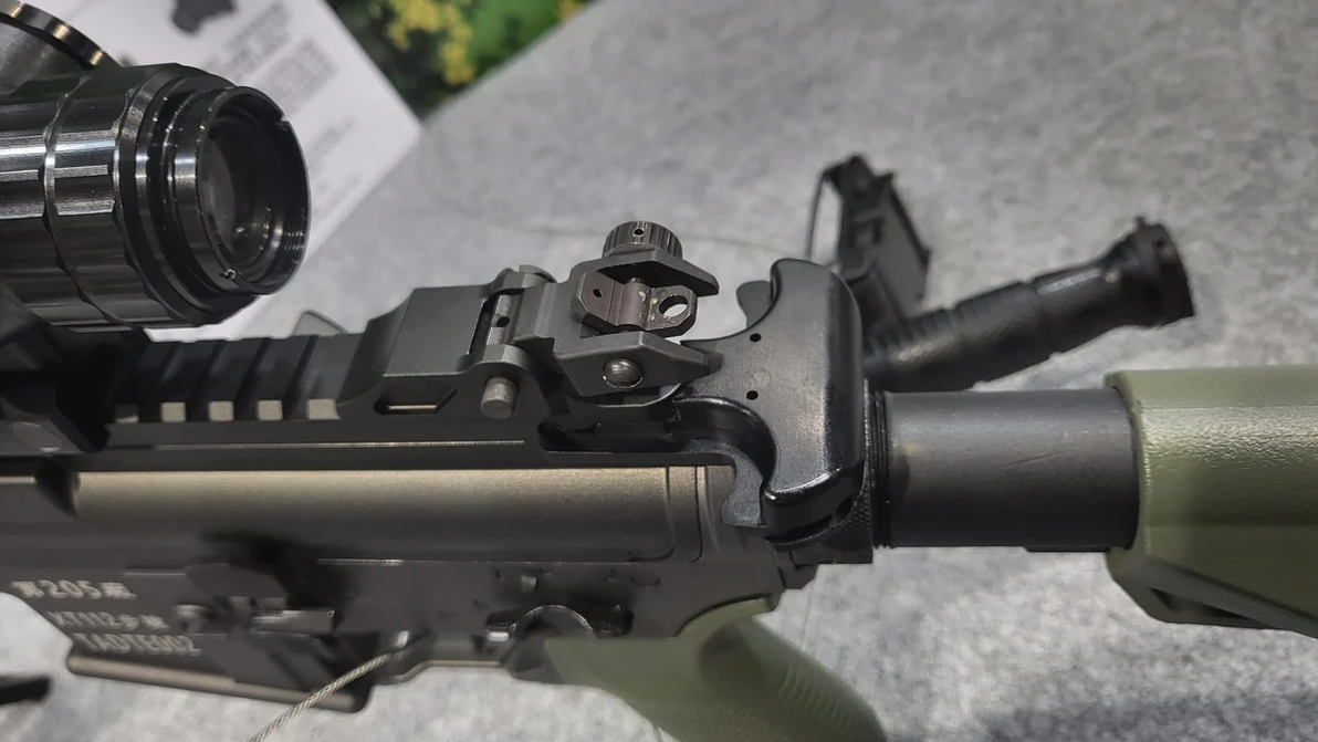 中国台湾T112式5.56公厘战斗步枪及其配件简介 - 哔哩哔哩