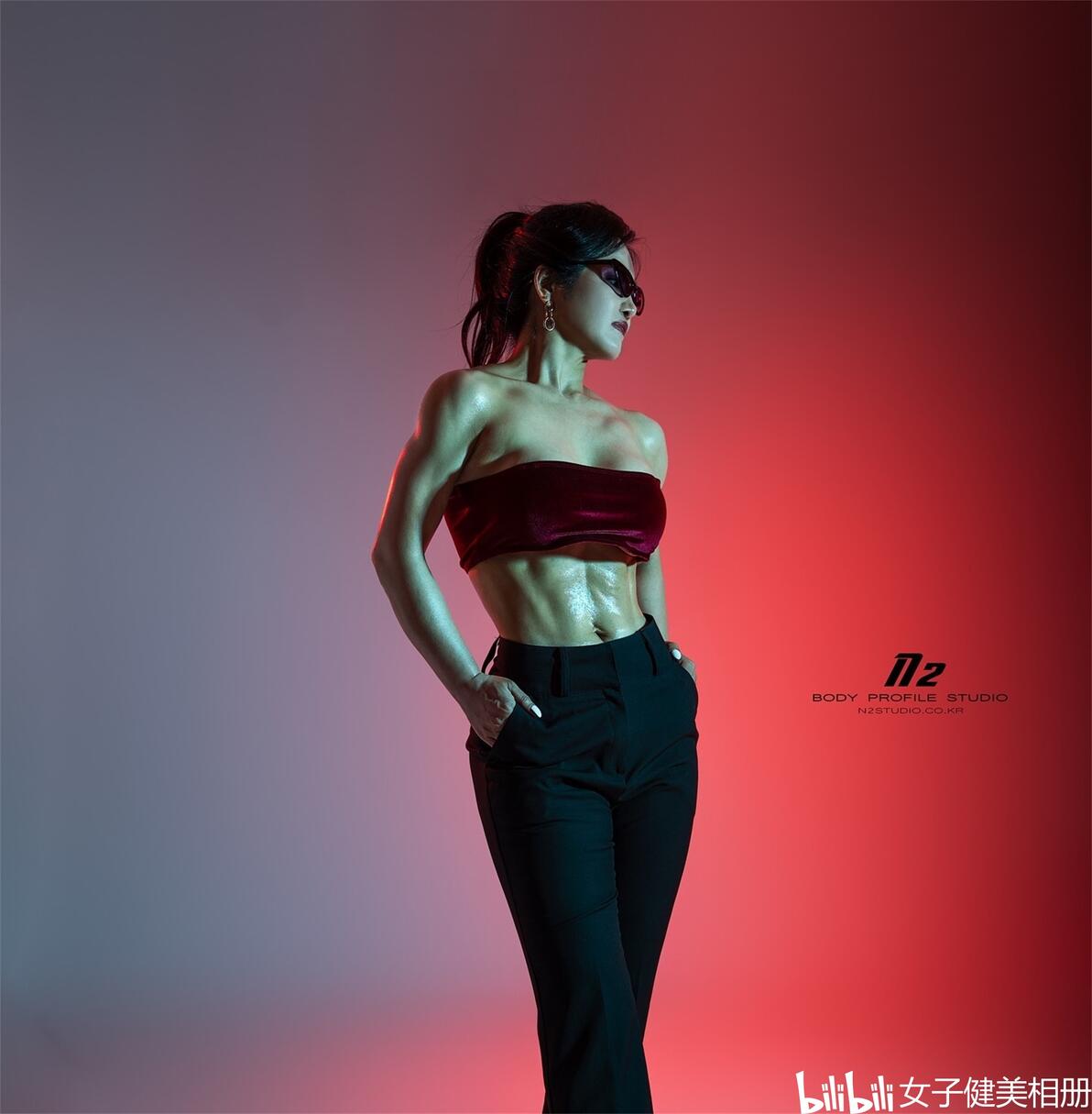 身材热辣的低体脂肌肉美女！n2 studio的经典健美写真！ - 哔哩哔哩