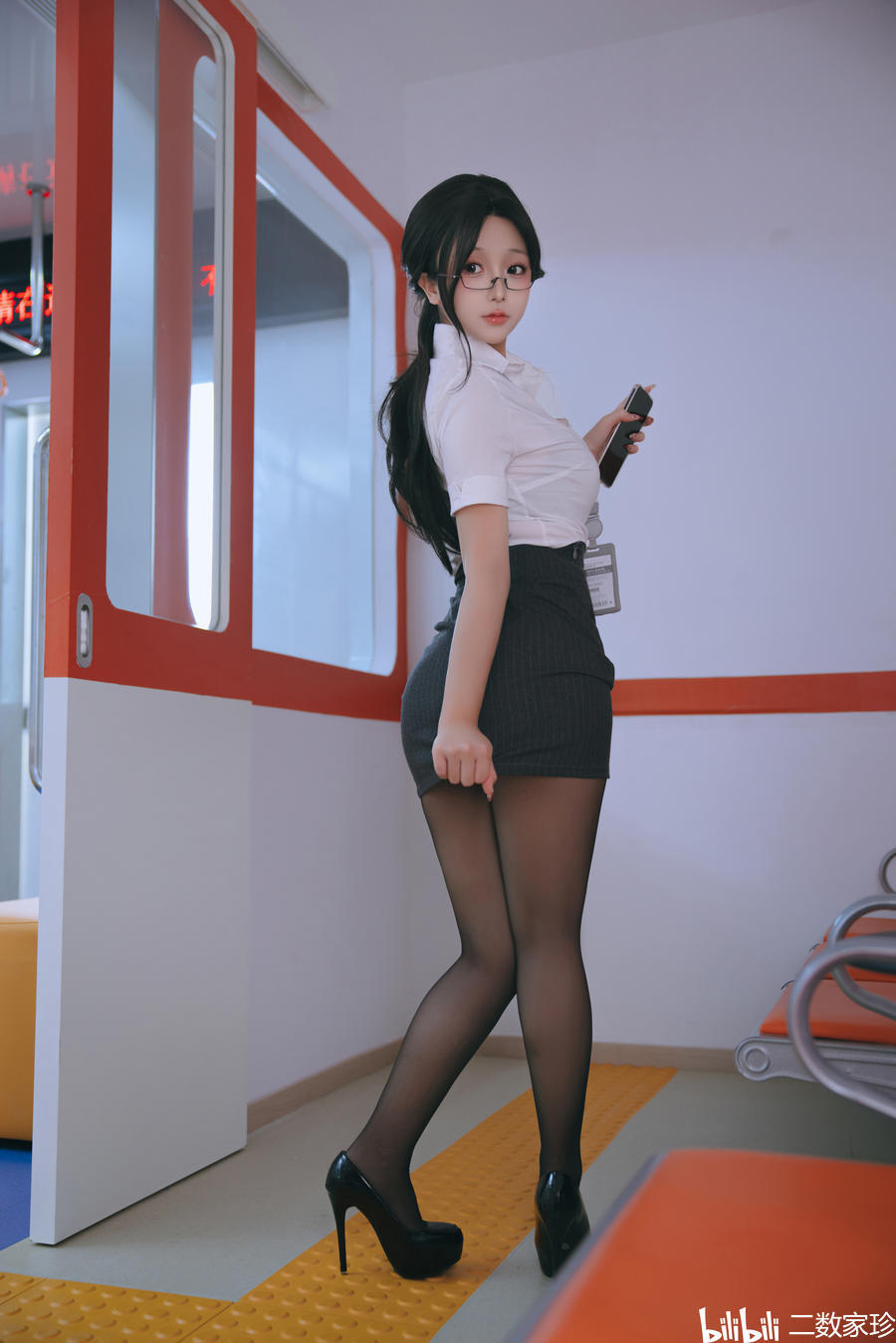 椎名莜(日奈娇) 地铁OL图集作品介绍 - 哔哩哔哩