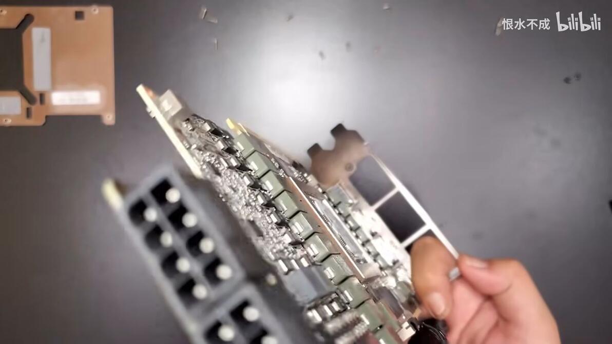 这tm到底谁设计的？丽台3090涡轮显卡拆解换硅脂 - 哔哩哔哩