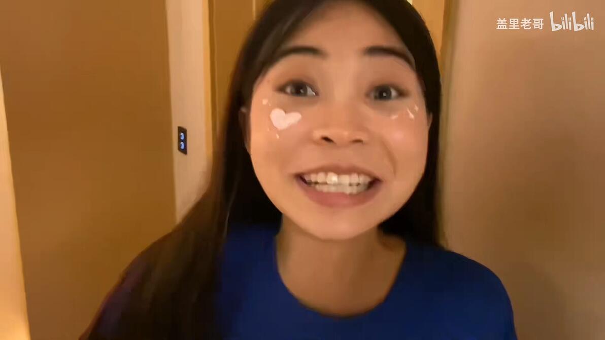 整蛊！假装在酒店里洗澡结果突然出现在女友面前她一看猫眼人傻了！ 哔哩哔哩