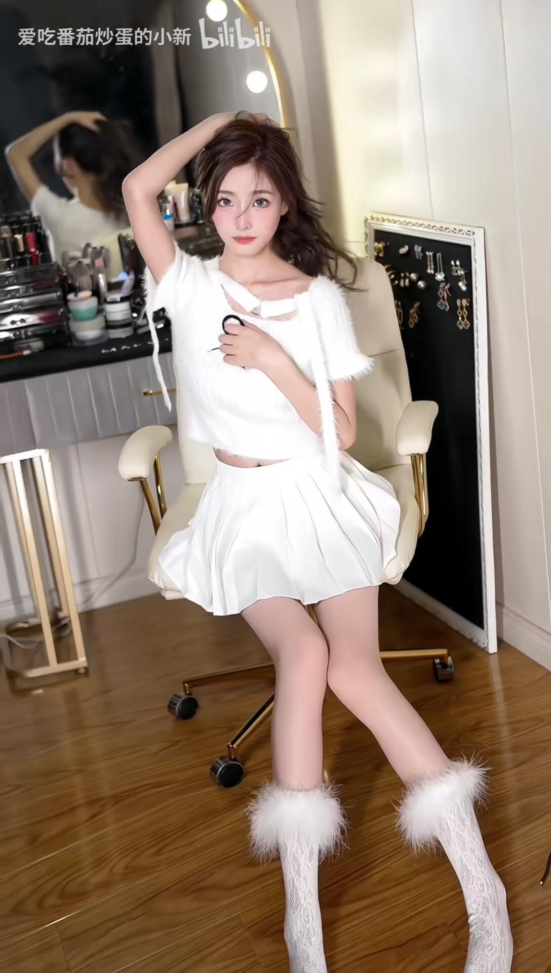 有这样的女友了，你还舍得出门吗？”——小部总 哔哩哔哩