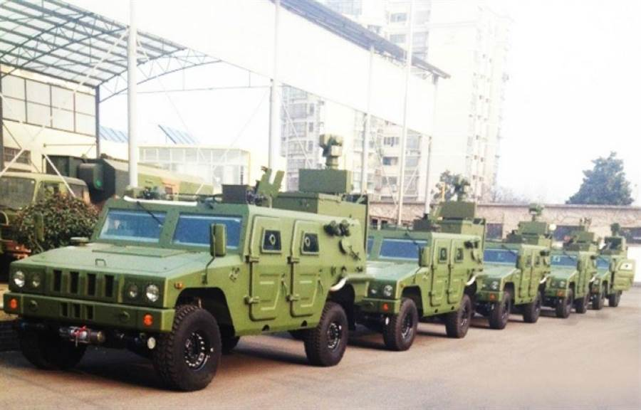 小子，俄军严选，能抗100个柠檬手榴弹的越野车你见过吗？IVECO依维柯LMV轻 - 哔哩哔哩